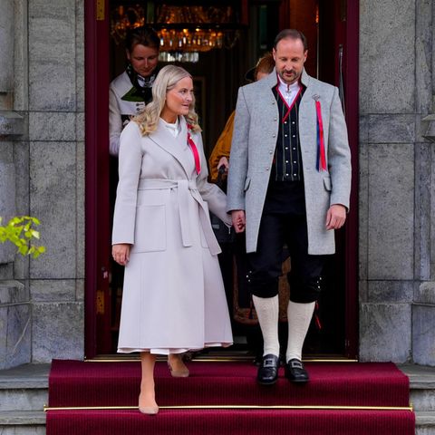 Königin Sonja: Klinikbesuch von Haakon und Mette-Marit | GALA.de