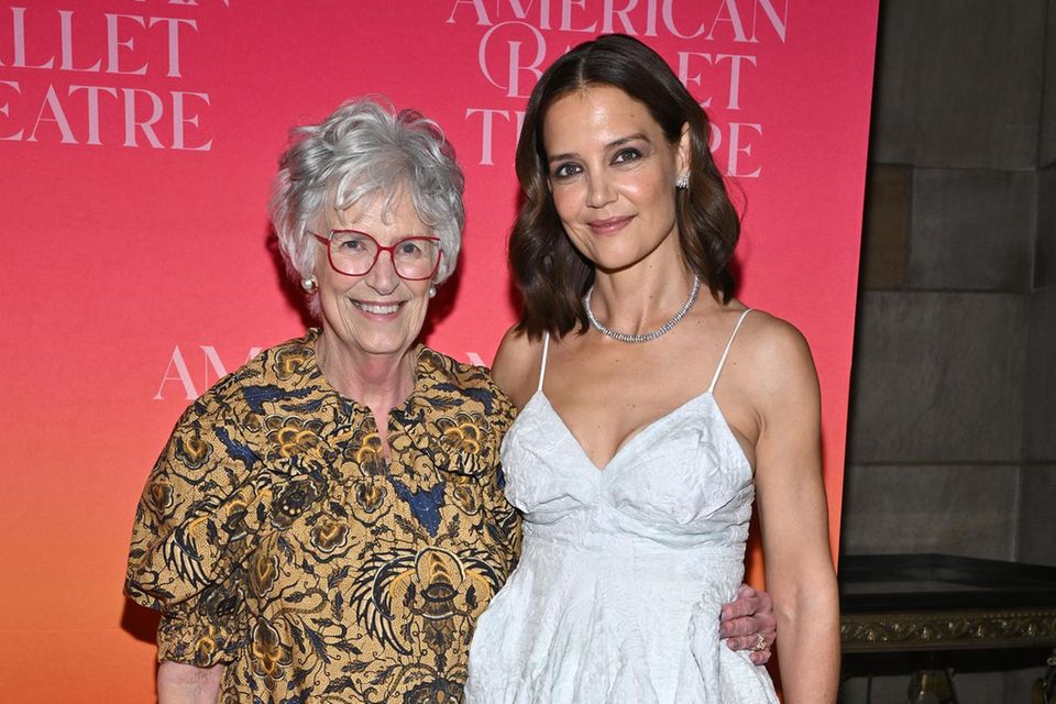 Katie Holmes: Foto mit ihrer Mutter zeigt, woher sie ihre Schönheit hat ...