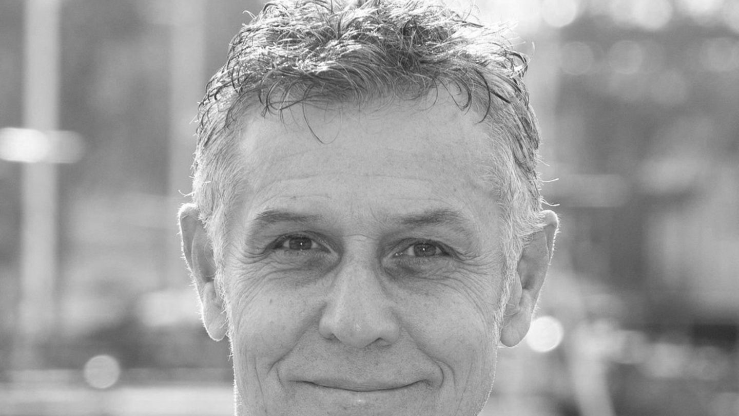 Trauer um "Emily in Paris"-Darsteller: Pierre Deny stirbt mit 69 Jahren ...