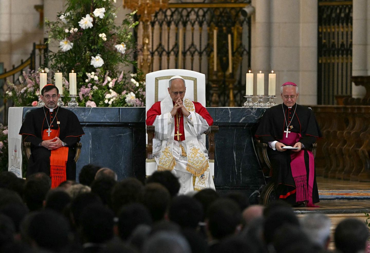Königin Letizia + König Felipe: Papst Leo XIV. weiht Kirchturm ein ...