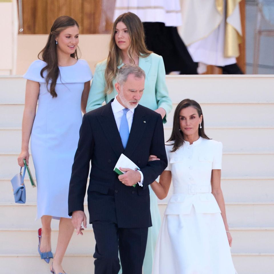 König Felipe: Bei Papst-Ankunft sorgt er mit zwei Momenten für Aufsehen ...