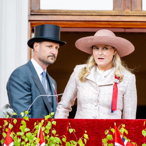 Prinz Haakon + Ingrid Alexandra besuchen Mette-Marit nach ...