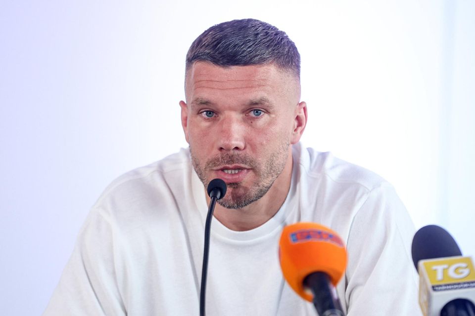 Lukas Podolski erhebt nach Tod seiner Oma schwere Vorwürfe | GALA.de