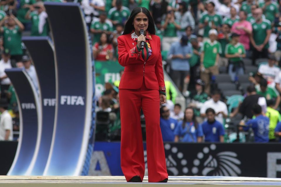 WM-Eröffnungsfeier: Salma Hayek strahlt in Rot | GALA.de