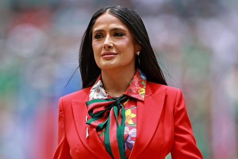 Salma Hayek: Ihr roter WM-Look wird im Netz wild diskutiert | GALA.de