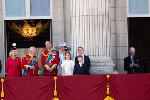 Edward: Royal zückt Handy auf dem Palastbalkon | GALA.de