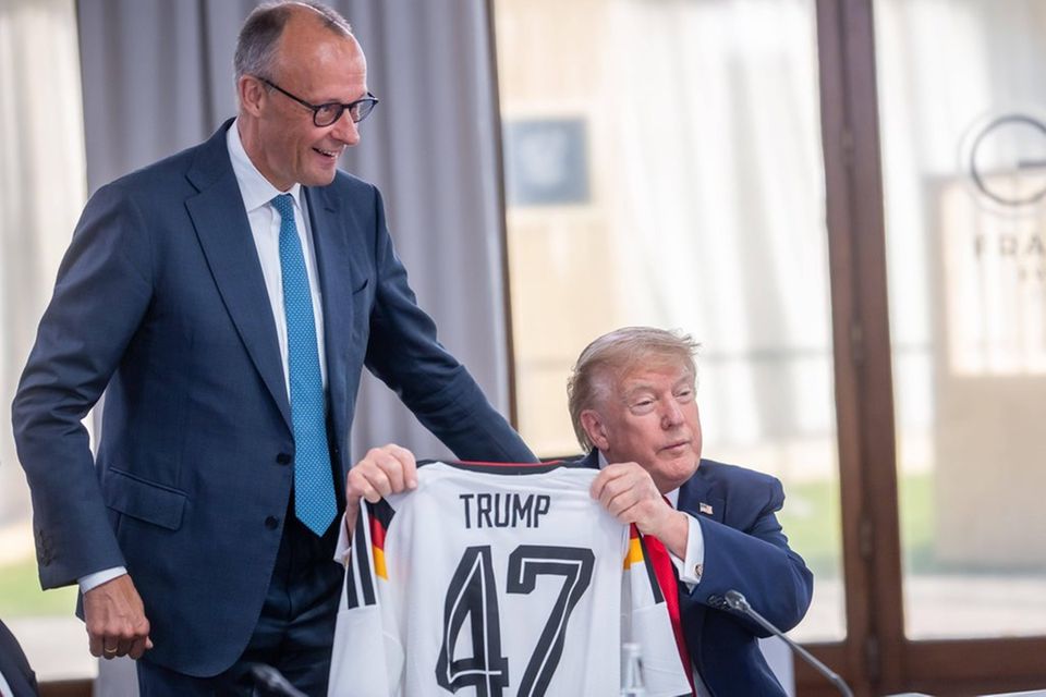 Friedrich Merz und Donald Trump: Ein Deutschlandtrikot für den ...