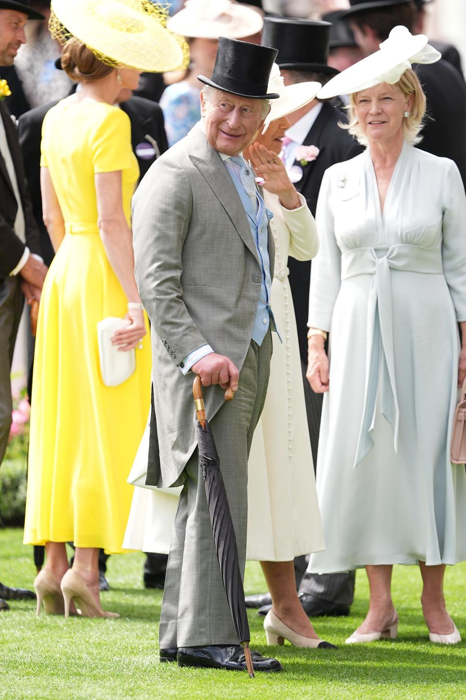 Glanz, Glamour + Galopp: Herzogin Sophies Sohn James debütiert bei ...