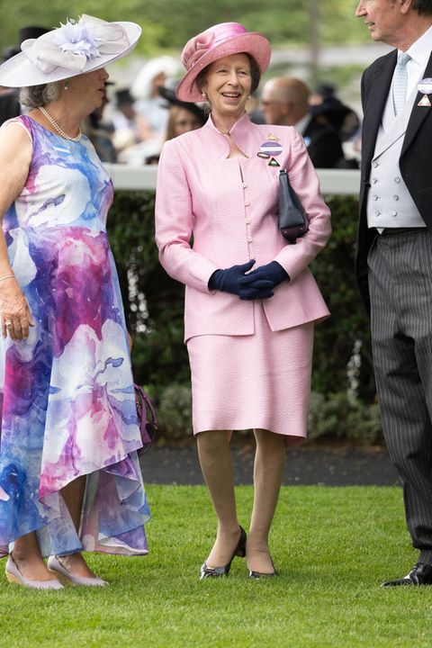Glanz, Glamour + Galopp: Herzogin Sophies Sohn James debütiert bei ...