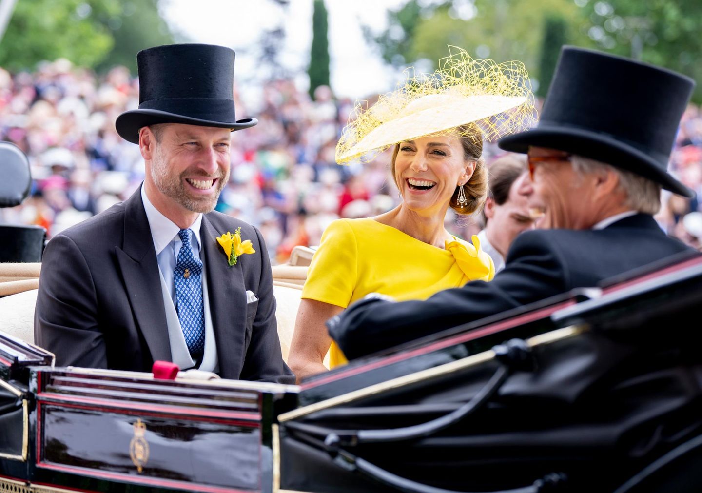 Glanz, Glamour + Galopp: Herzogin Sophies Sohn James debütiert bei ...