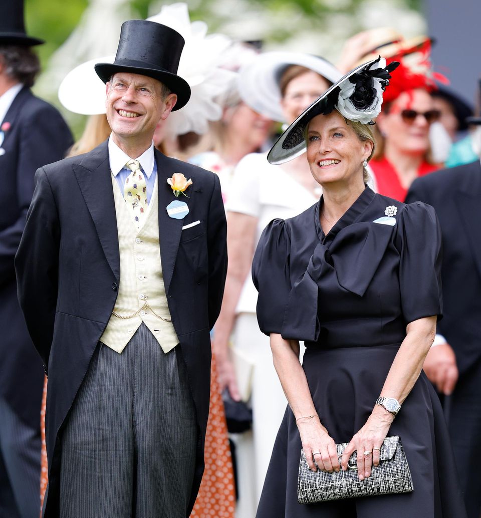 Glanz, Glamour + Galopp: Herzogin Sophies Sohn James debütiert bei ...