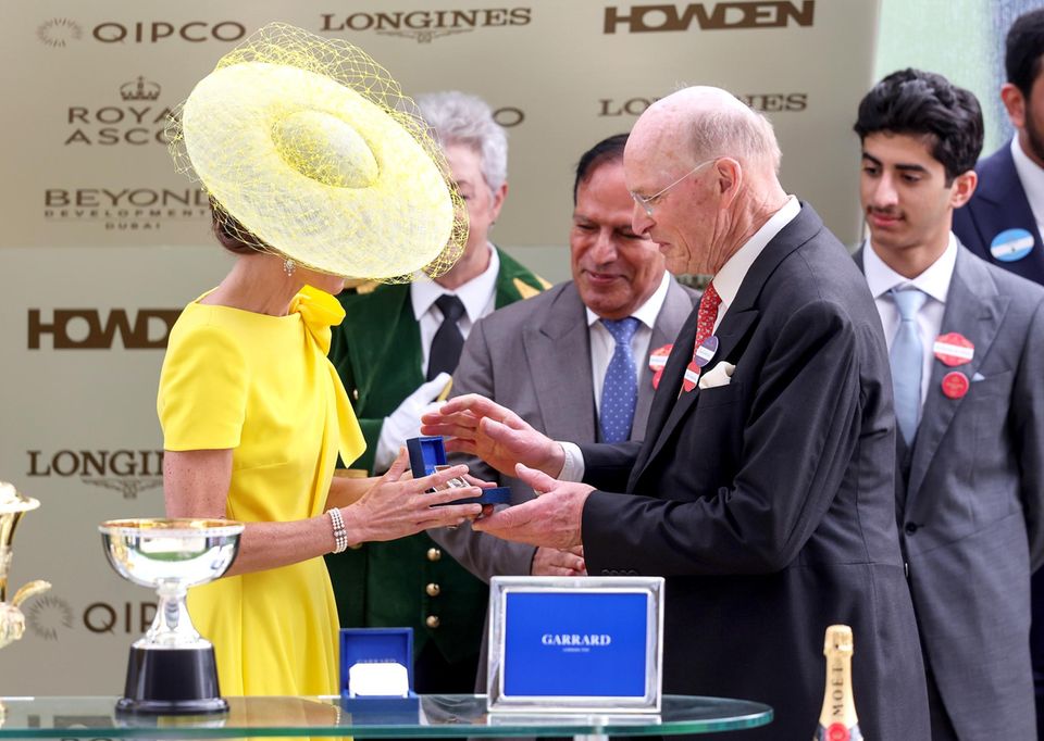 Glanz, Glamour + Galopp: Herzogin Sophies Sohn James debütiert bei ...