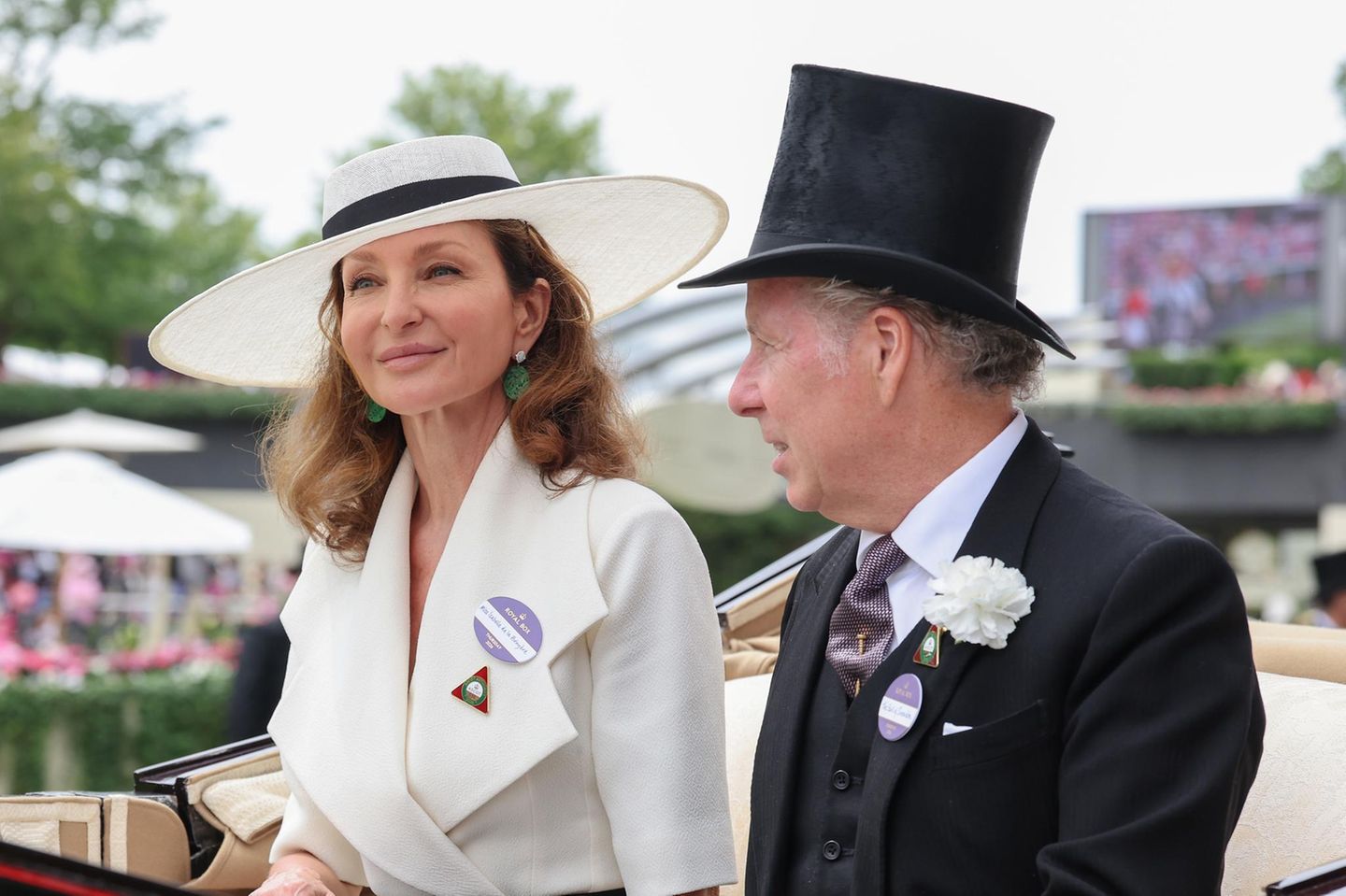 Glanz, Glamour + Galopp: Herzogin Sophies Sohn James debütiert bei ...