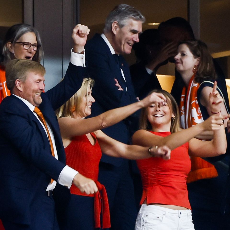 Willem-Alexander + Máxima: Freudentanz mit Ariane! Im Stadion feiern ...