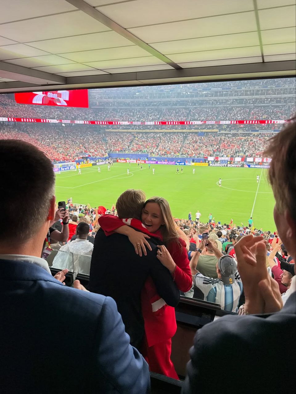Nach OP ihrer Mama: Sverre Magnus und Ingrid Alexandra fallen sich bei ...